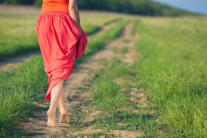 7 Reasons You Should Go Barefoot for 15 Minutes a Day - Young and Raw